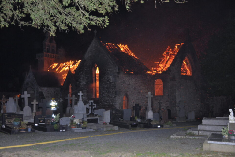 Glocken und Sakristei nach dem Brand der historischen Kirche im ...